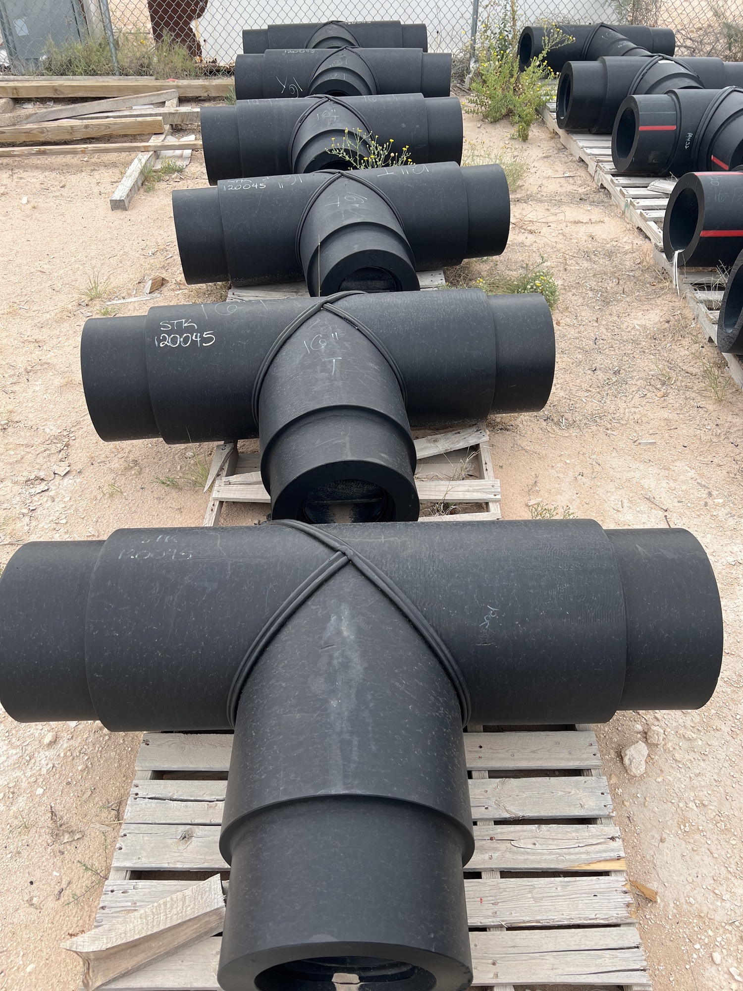 ARMOUREE - 16” x 16” poly tee with pig bars